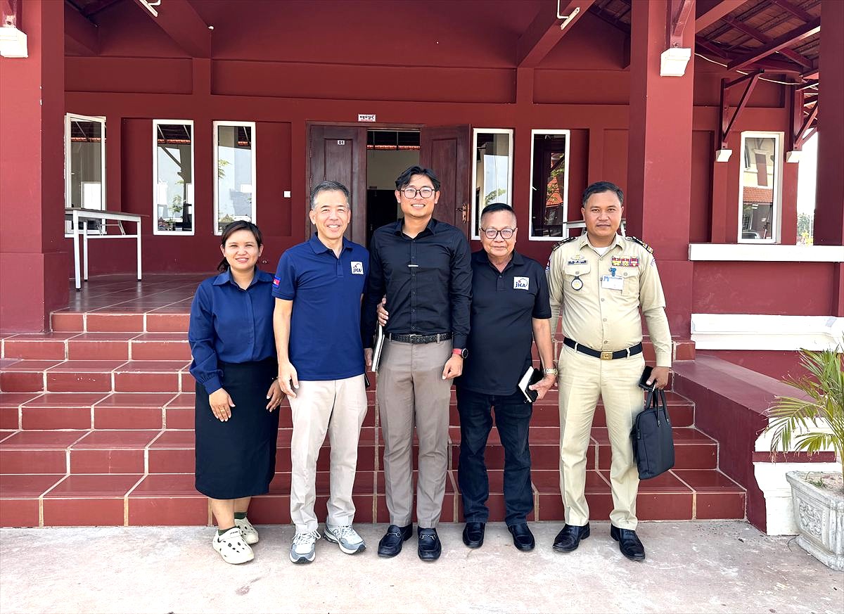 ルン タエ ク 副 市長 と 協力 隊 の 派遣 に 関する 打ち合わせ 後 の 記念 撮影 筆者 左 から